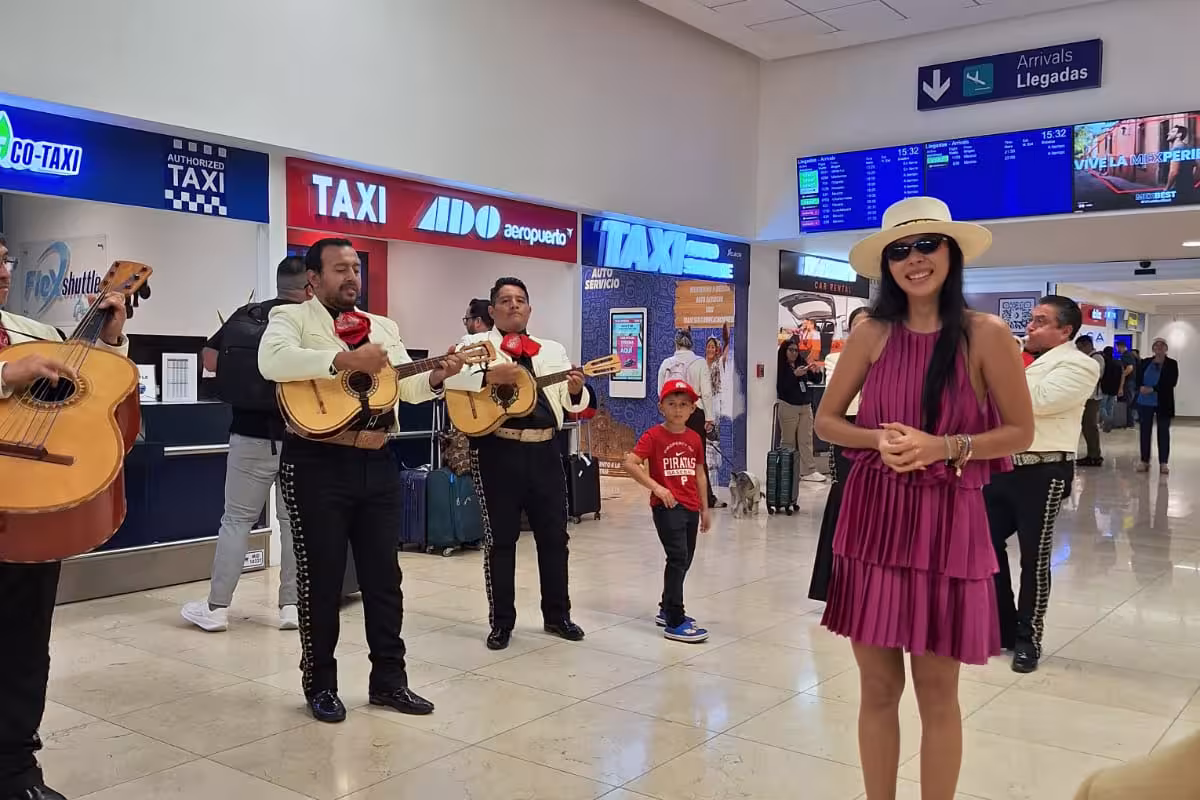 Con mariachi, reciben en el aeropuerto de Mérida a Emiré Arellano, Miss ...