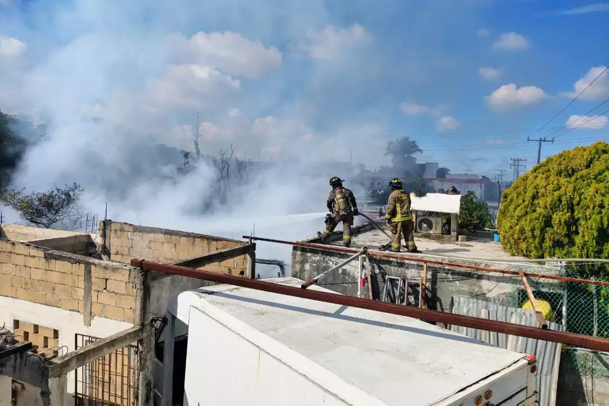 Explosión por gas provoca incendio en la región 227 en Cancún: Fuego ...