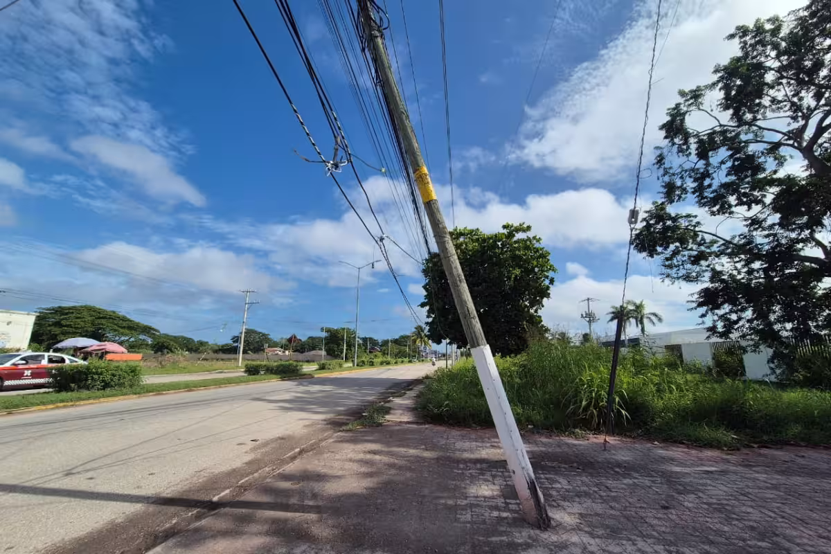 Poste ladeado de Telmex pone en riesgo a peatones y vehículos en ...