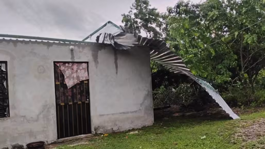 Intensa lluvia y fuertes vientos causan daños en la Región de ...