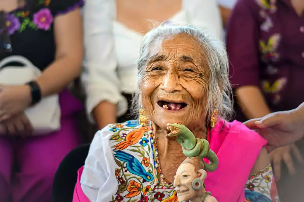 Honran a Basilia Tzec Uc, última partera maya en Oxkutzcab - PorEsto