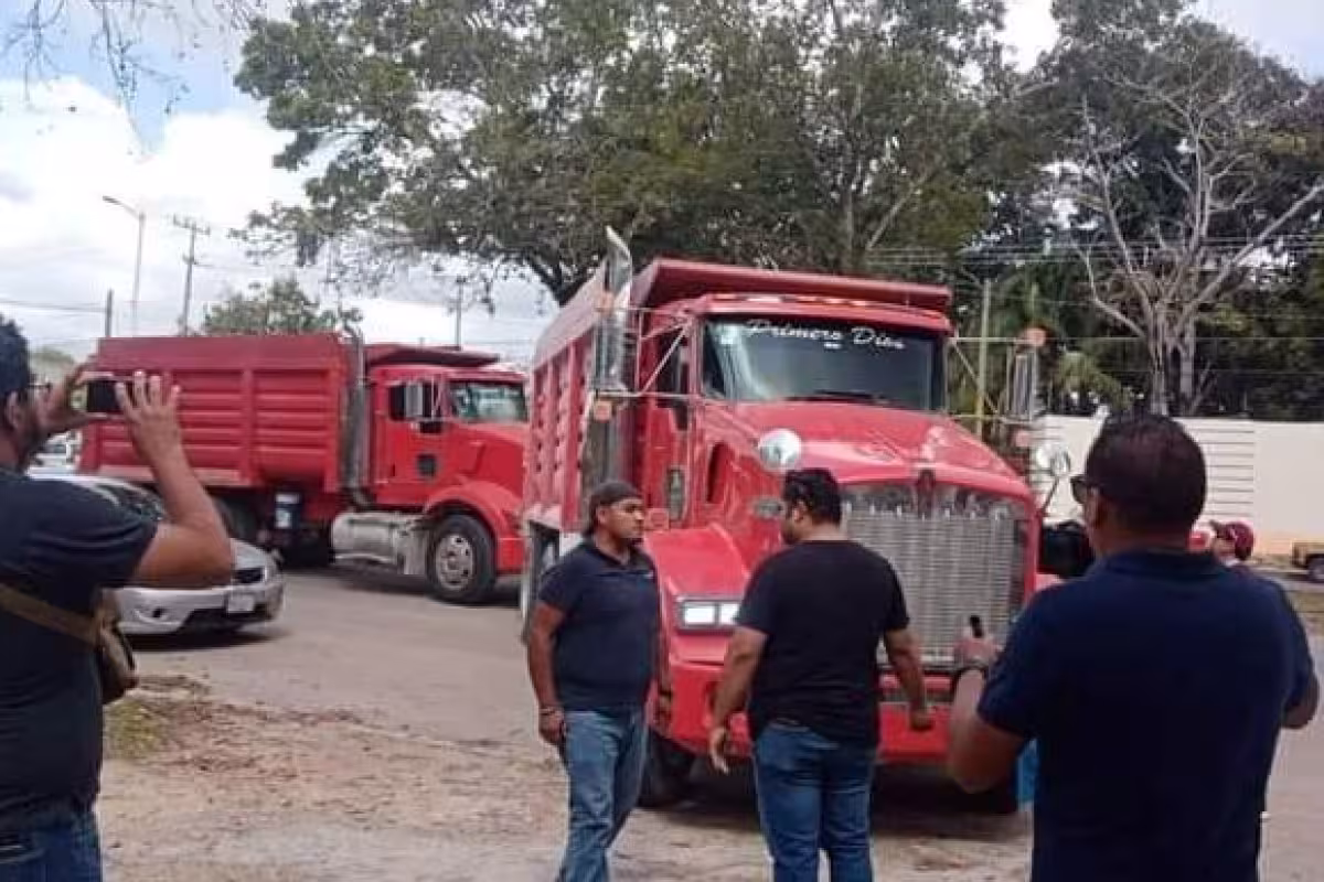 Volqueteros Caja Roja inician año sin obras en puerta en Chetumal - PorEsto