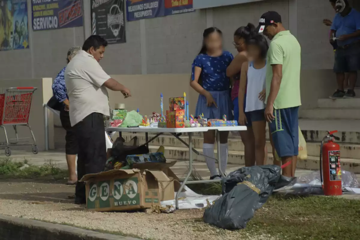 Pese a prohibición, venta ilegal de pirotecnia persiste en colonias de ...