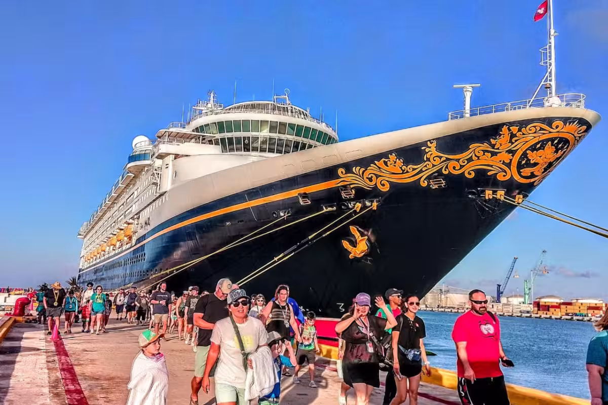 Llegan más de tres mil pasajeros a bordo del crucero Disney Magic a ...