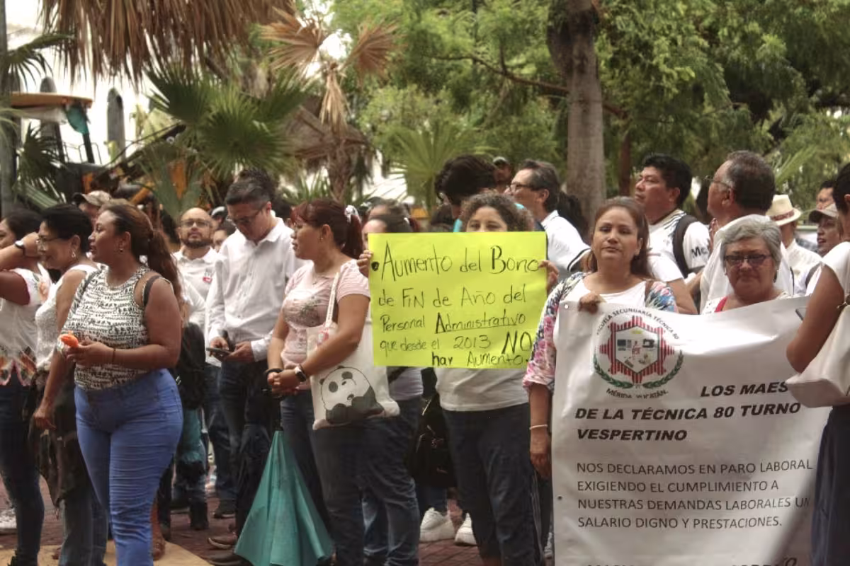 Más de 50 escuelas de Yucatán inician paro laboral indefinido - PorEsto