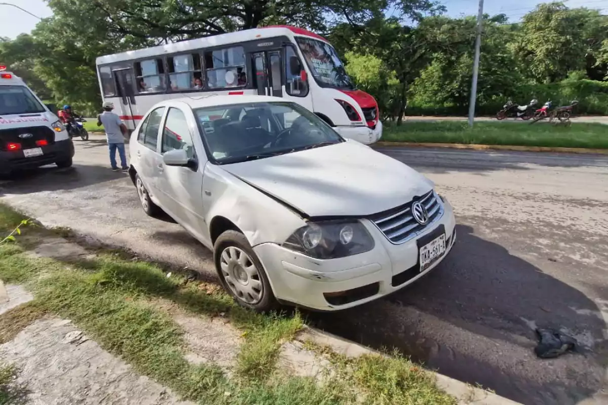 Conductor distraído provoca choque entre dos vehículos en Campeche ...