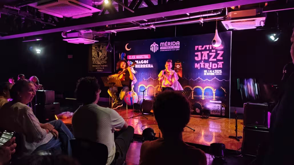 La cantante Magos Herrera ofrece clase magistral en el marco del primer ...
