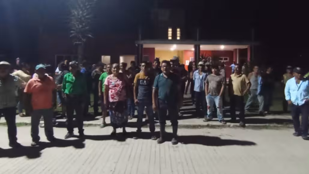 “Ya estamos hartos”: Protestan en Ukum por fallas de CFE; exigen a edil ...