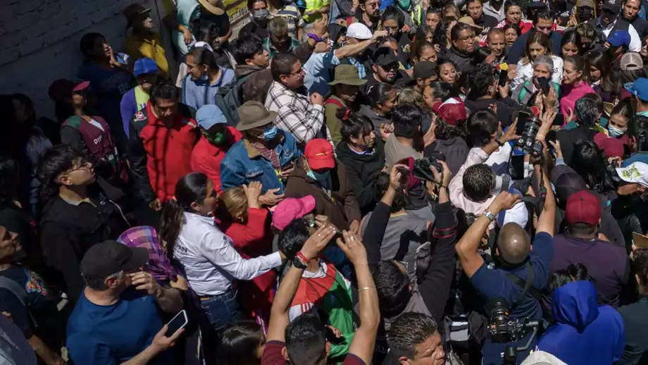 Hombre protagoniza desafortunado momento al acercarse de más a la ...