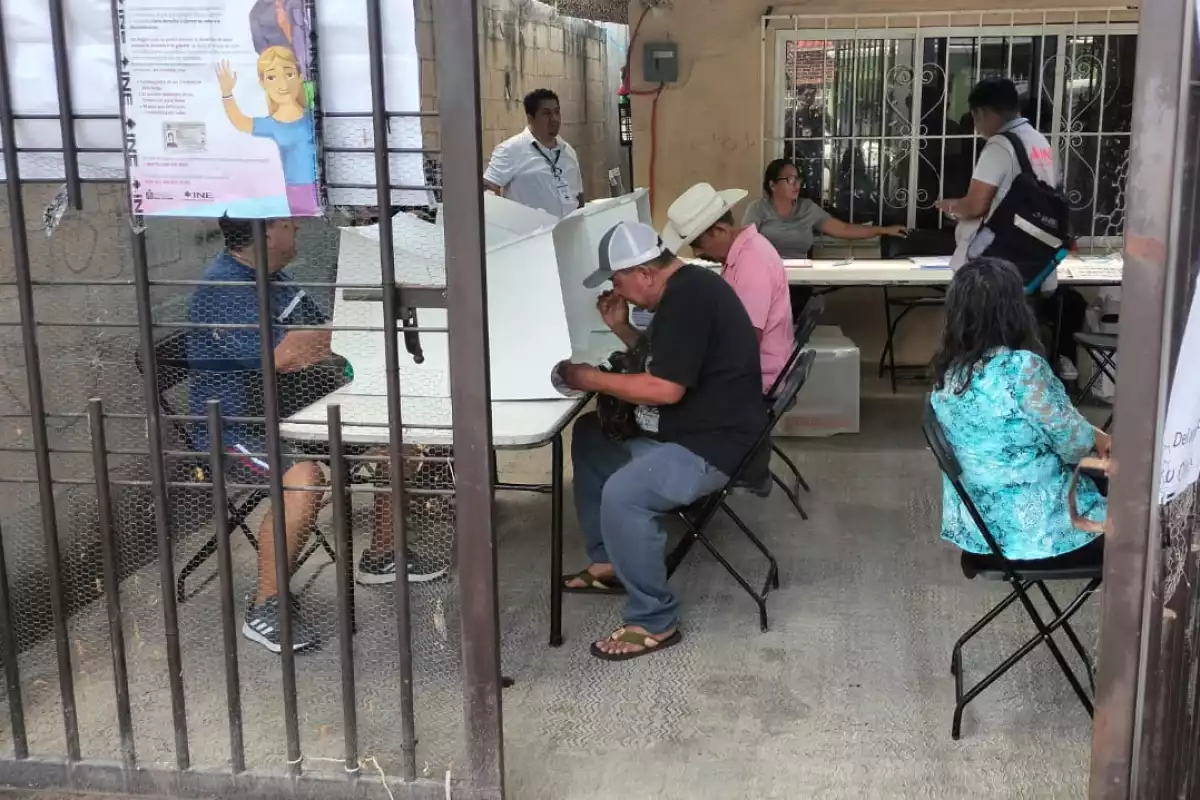 Tras dos horas después, casilla del distrito 3 en Cancún, abrió ante ...