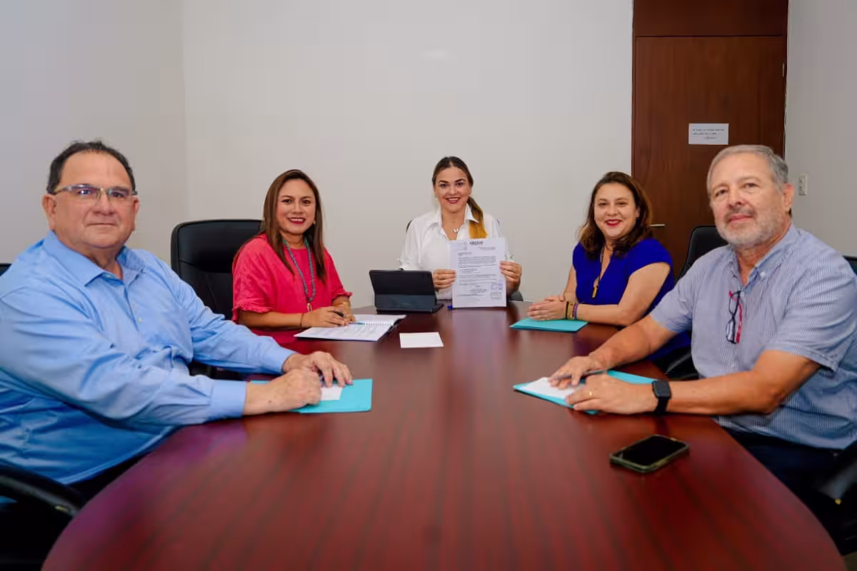 Cecilia Patrón presenta a integrantes de la Comisión de Transición ...