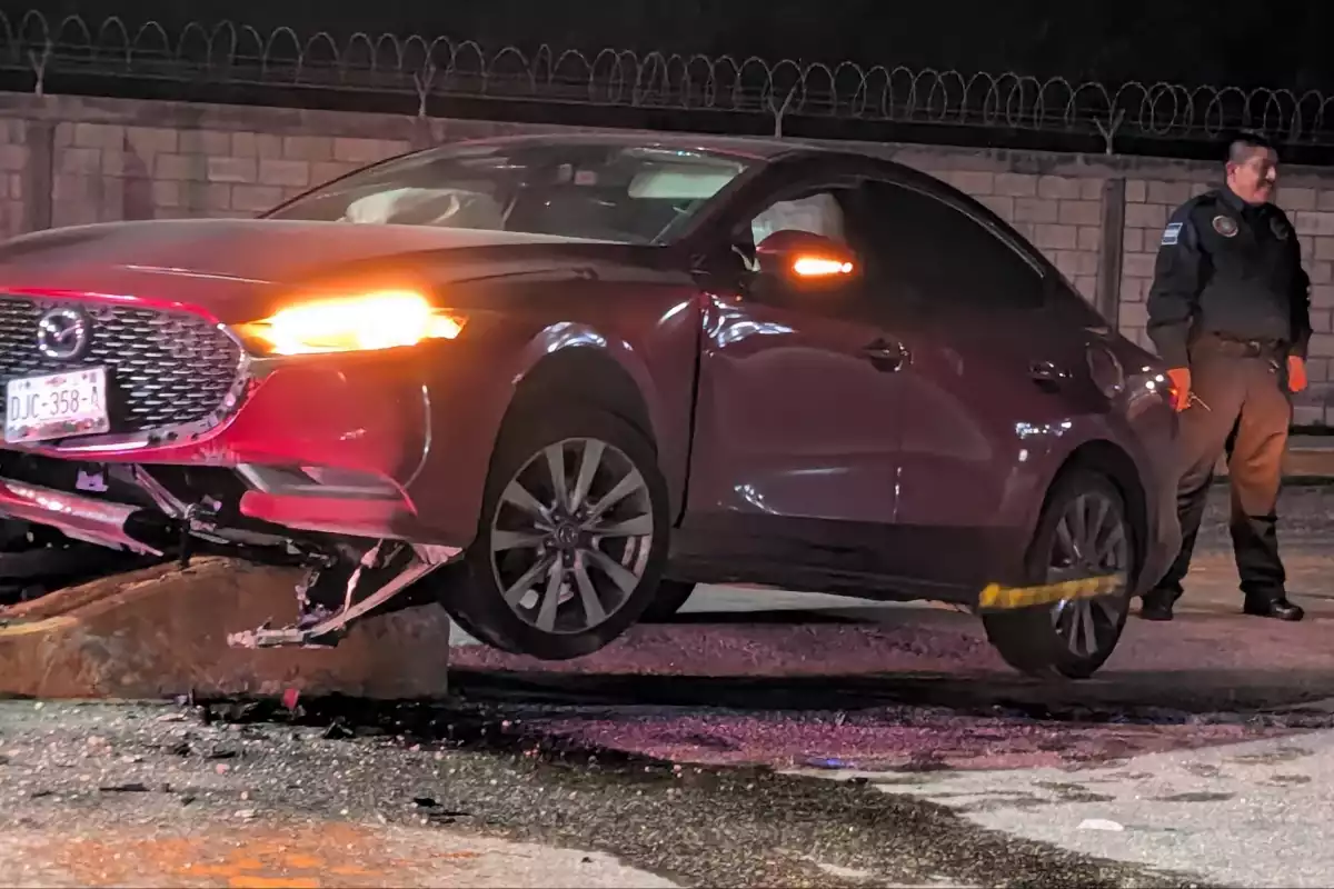 Conductor en estado de ebriedad abandona su auto tras impactarse contra ...