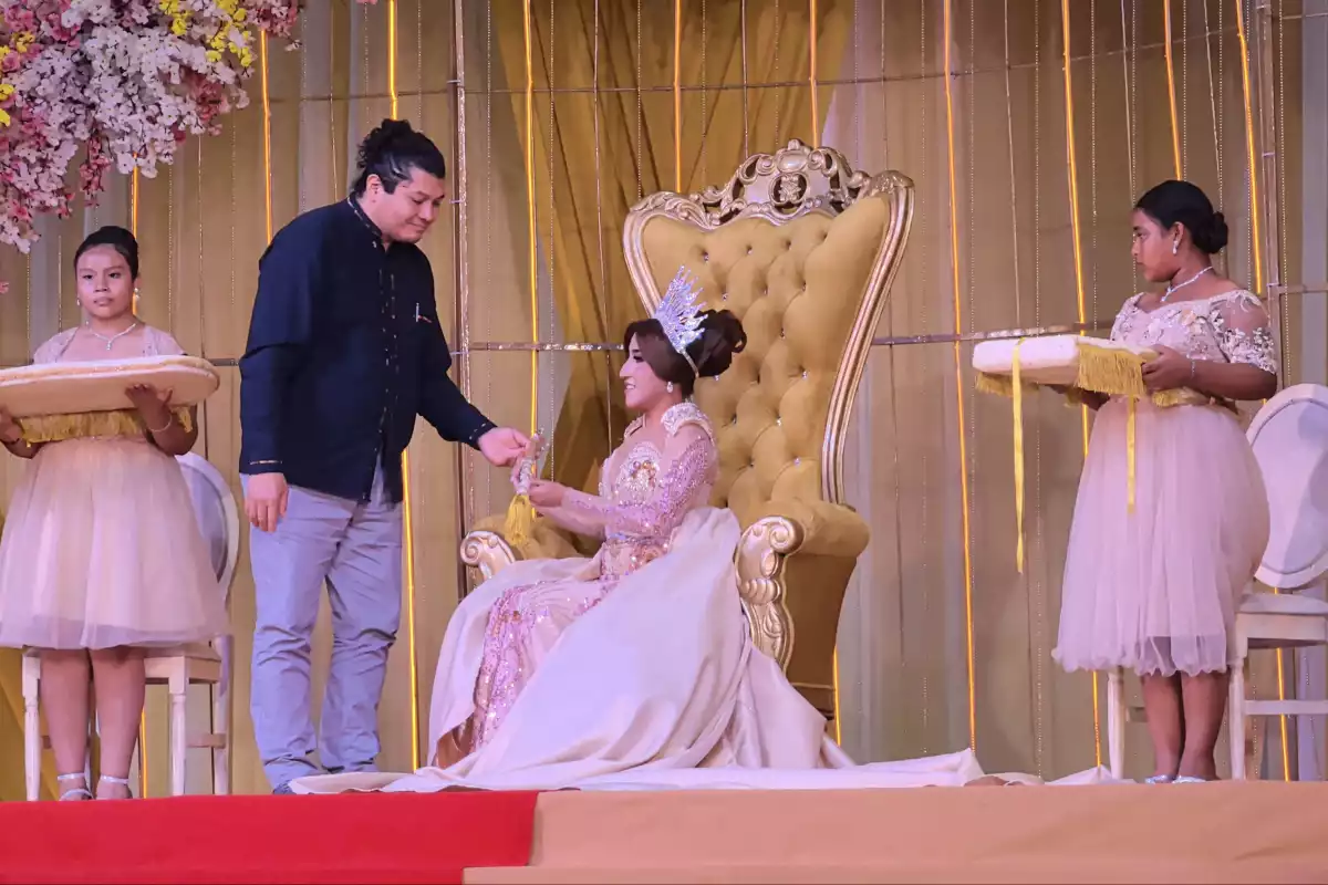 Iniciaron los Juegos Florales Nacionales y Feria Carmen 2025; otorgan Flor de Oro al poeta ...