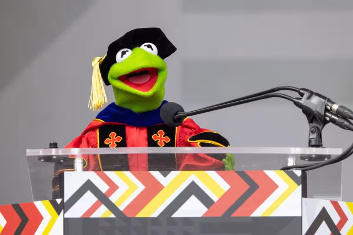 Rana René da viral discurso a graduados en universidad de EU - PorEsto