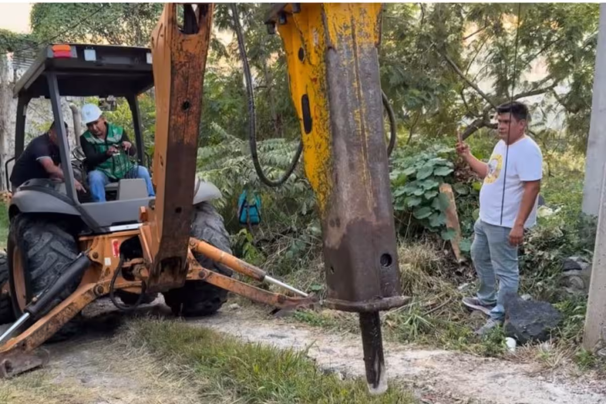 Alcalde de Morelos derriba poste de luz con retroexcavadora durante ...