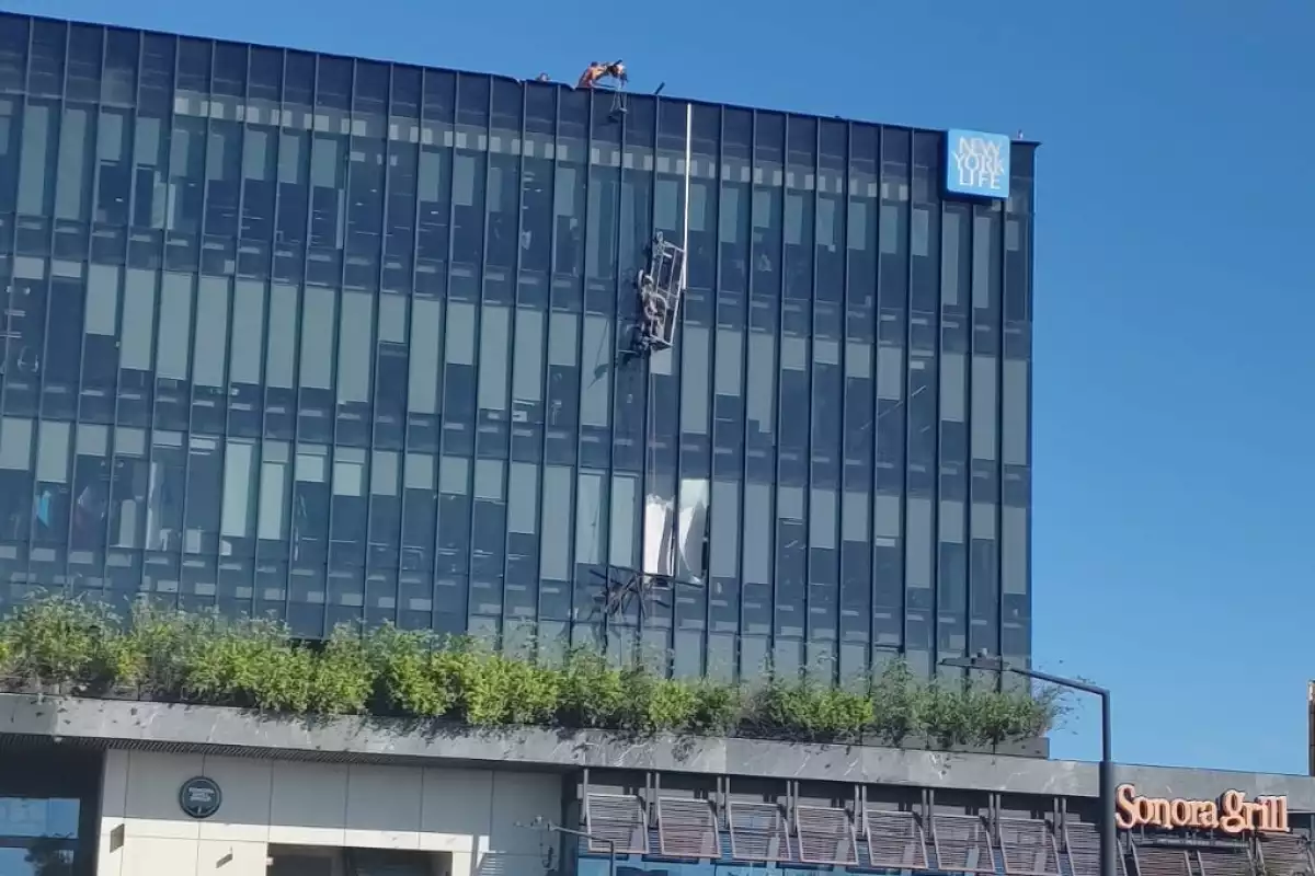 Hombres quedan colgados de un edificio en Mérida mientras limpiaban las ventanas - PorEsto