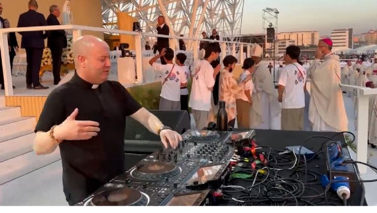 Sacerdote católico triunfa como DJ a nivel internacional, esta es su ...